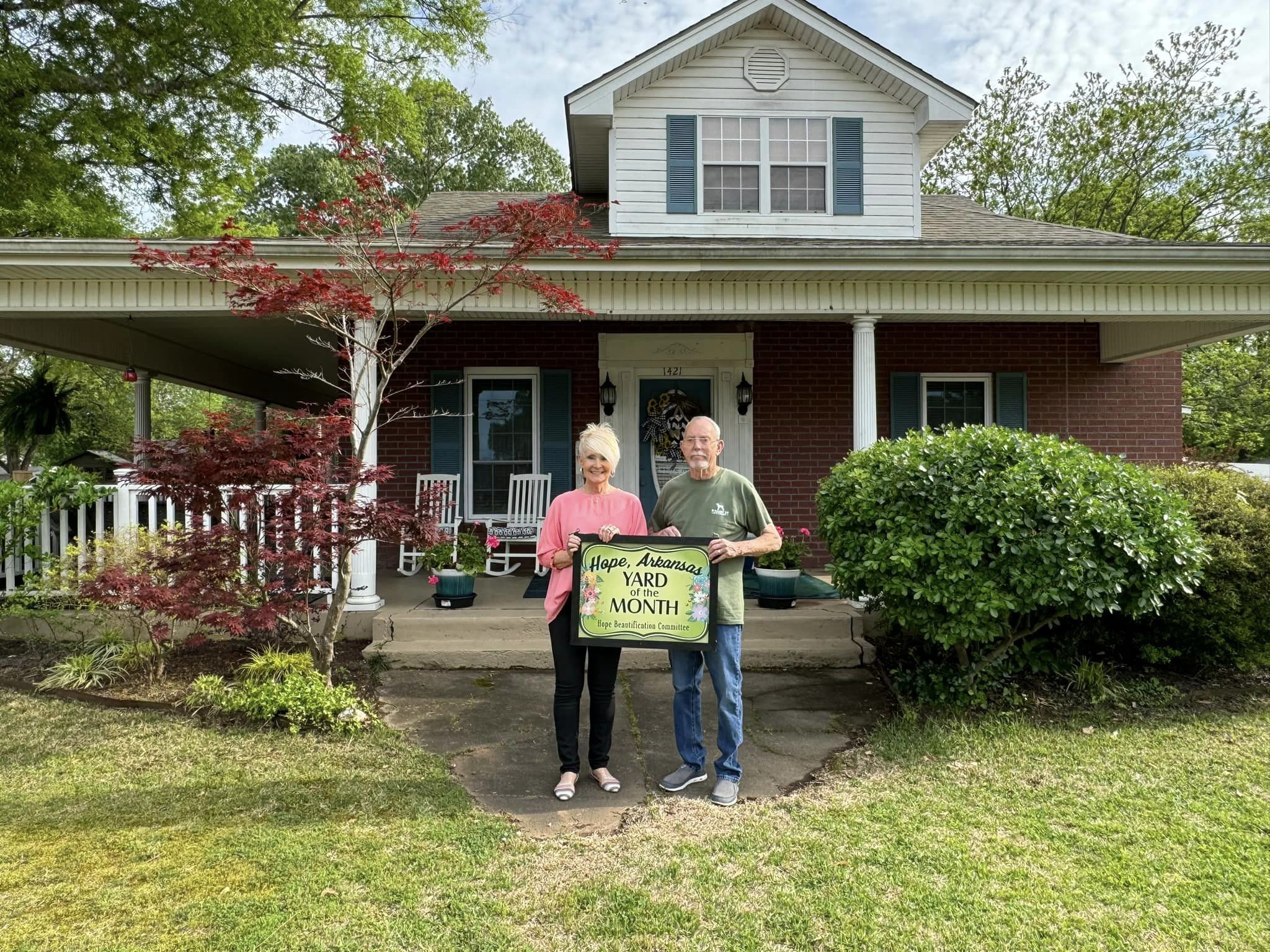 Ronnie and Wanda Barham Have “Yard of the Month” – Hope Prescott